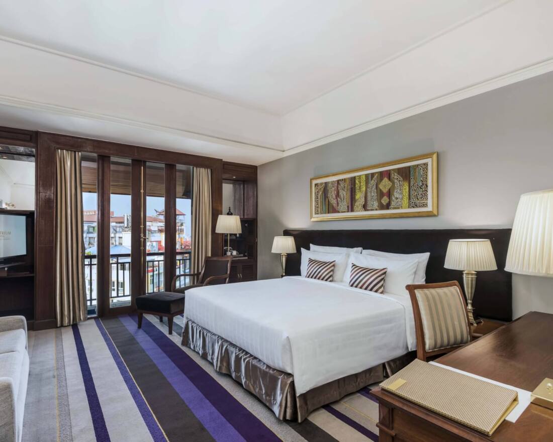 Stay | Chatrium Hotel Royal Lake Yangon